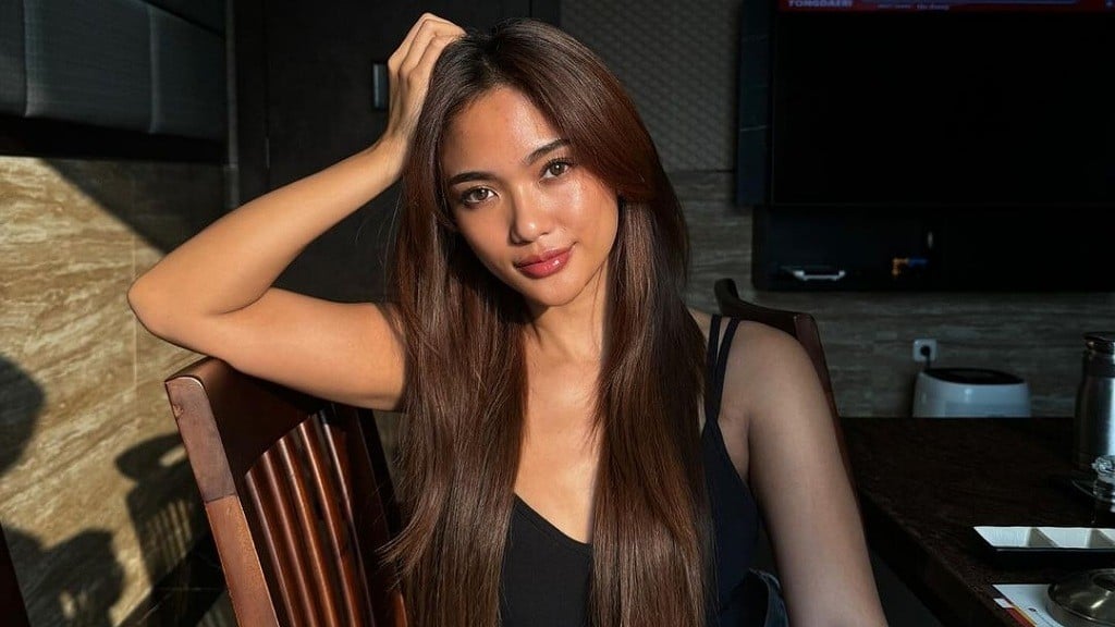 Marion Jola Pakai Tank Top Hitam Tampil Memukau dan Seksi, Makin Eksotis - Melihat Indonesia