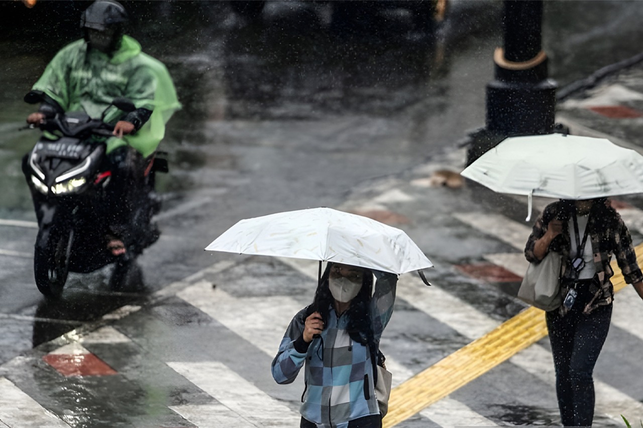 Warga Jakarta Jangan Hujan-Hujan Dulu! Air Hujan di Jakarta Mengandung ...